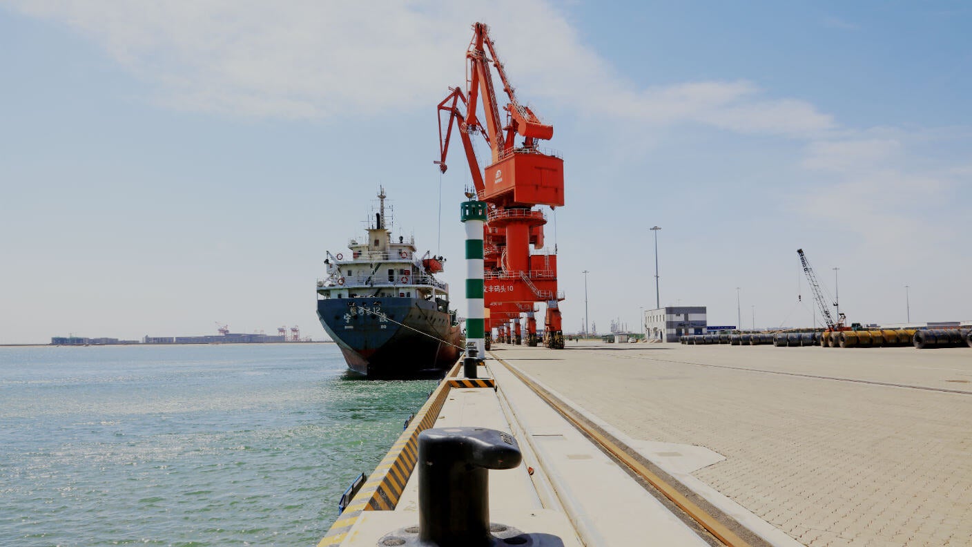 Chinese Port Goes Full Robot With Autonomous Trucks and Cranes