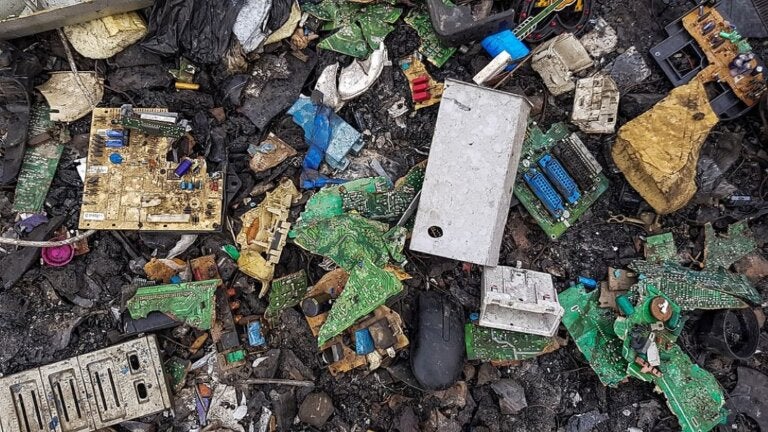 The World's Electronic Waste This Year Will Weigh More Than the Great ...